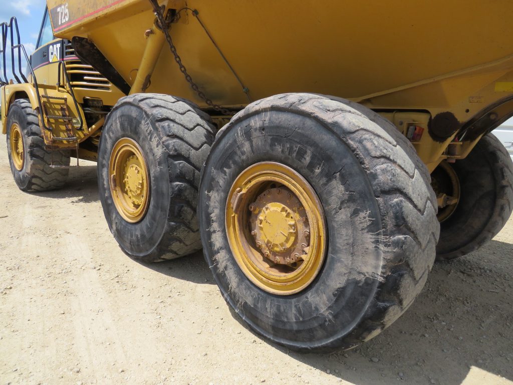 CATERPILLAR 725 750 - M & D Truck and Equipment Sales